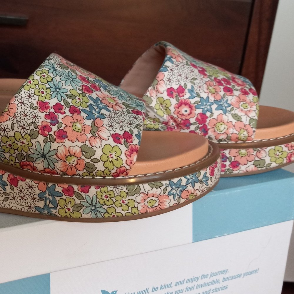 Anthropologie Faryl Robin Slides - Gem